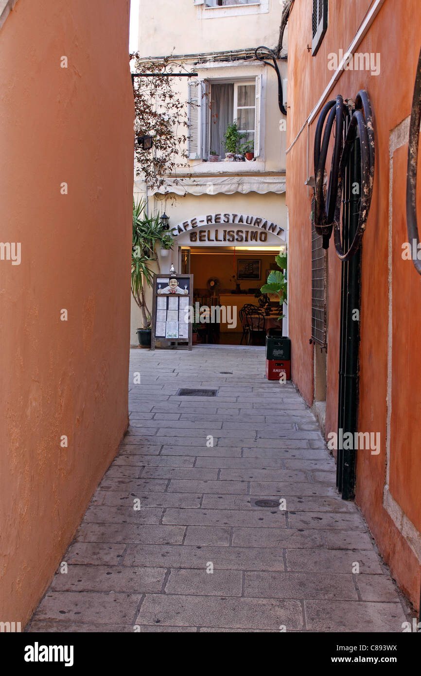 BACKSTREET CAFÉS UND RESTAURANTS IM ZENTRUM DER ALTSTADT VON KORFU ...