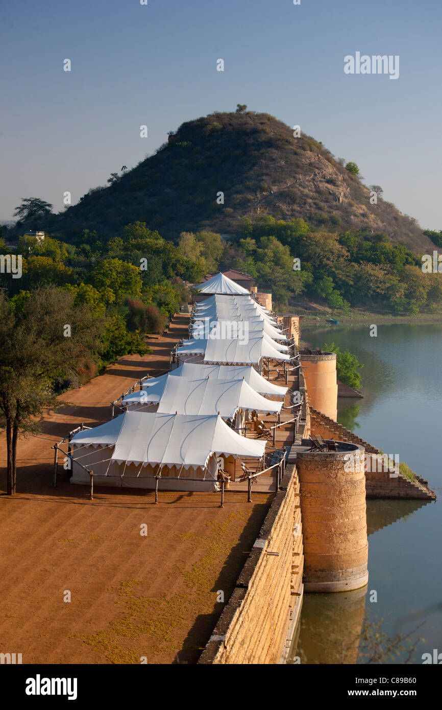 Chhatra Sagar Reservoir und Luxus tented camp Oase in der Wüste am ...