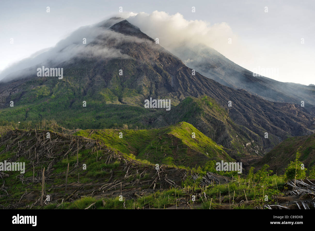 Gunung Merapi Vulkan aus Kinahrejo, Yogyakarta, Java, Indonesien ...