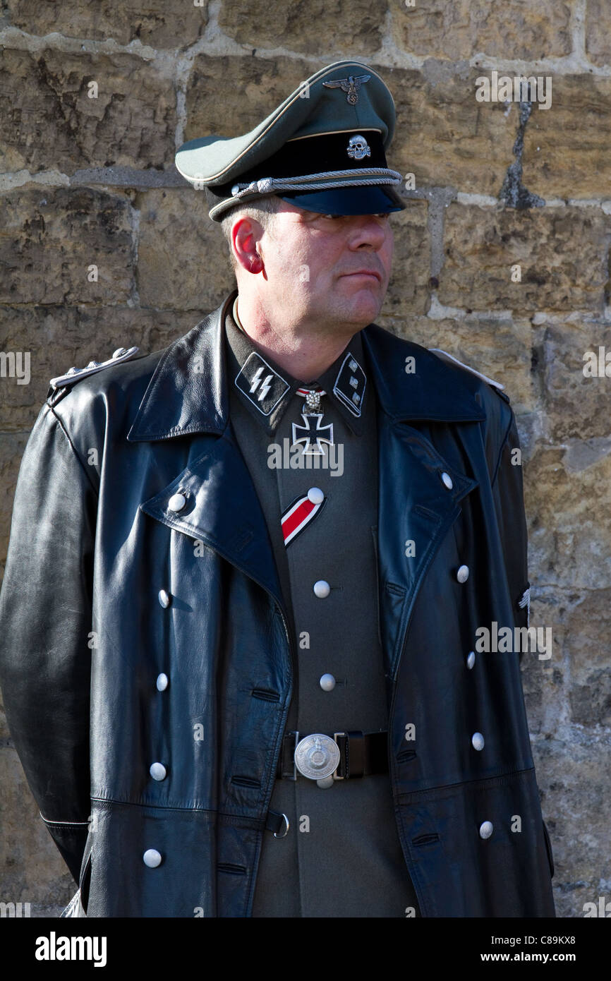 Deutscher Soldat Ss Offizier Mit Dem Eisernen Kreuz Aus Leder Tolles Fell Und Kappe Die