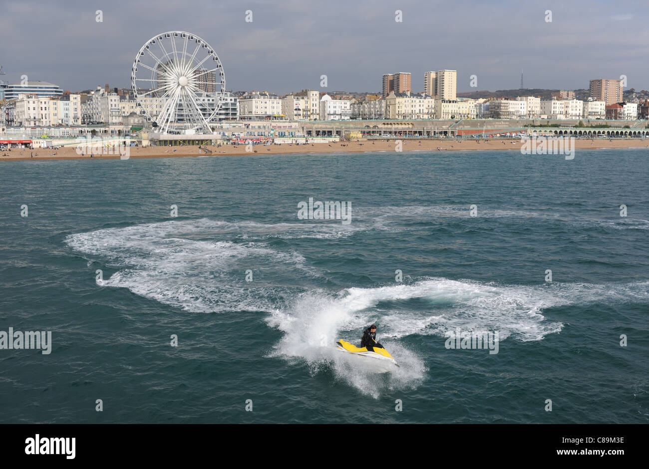 Jetski brighton strand -Fotos und -Bildmaterial in hoher Auflösung – Alamy