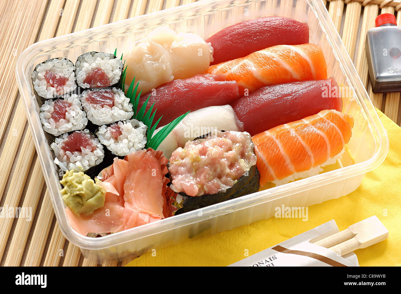 Take-away Tablett mit sushi Stockfotografie - Alamy