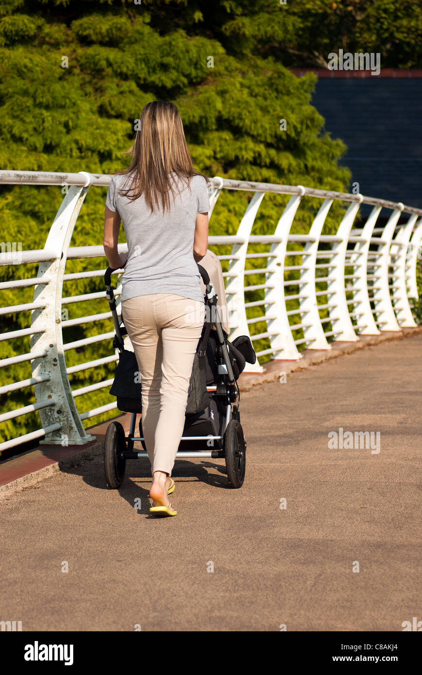 Frau schob einen buggy -Fotos und -Bildmaterial in hoher Auflösung – Alamy
