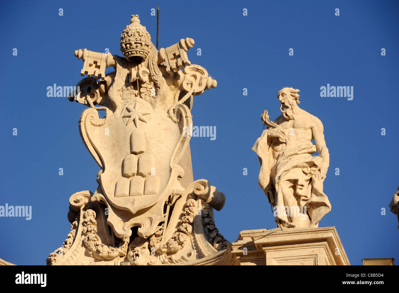 Italien, Rom, Petersplatz, Kolonnade, päpstlichen Wappen und statue ...