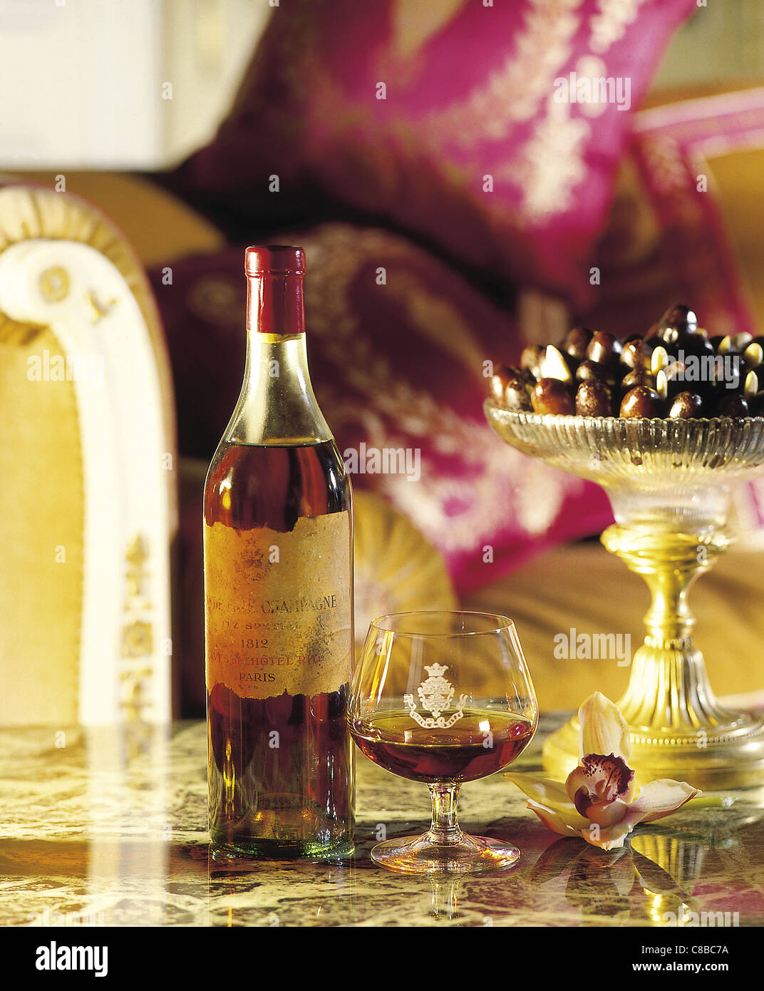 Flasche Schnaps und Glas brandy Stockfotografie - Alamy