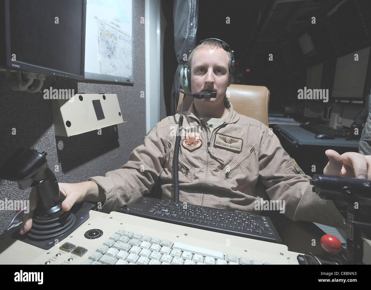 UAV-MQ-1 Predator Flugzeug UAV MQ-1 Predator Flugzeug Pilot steuert ...