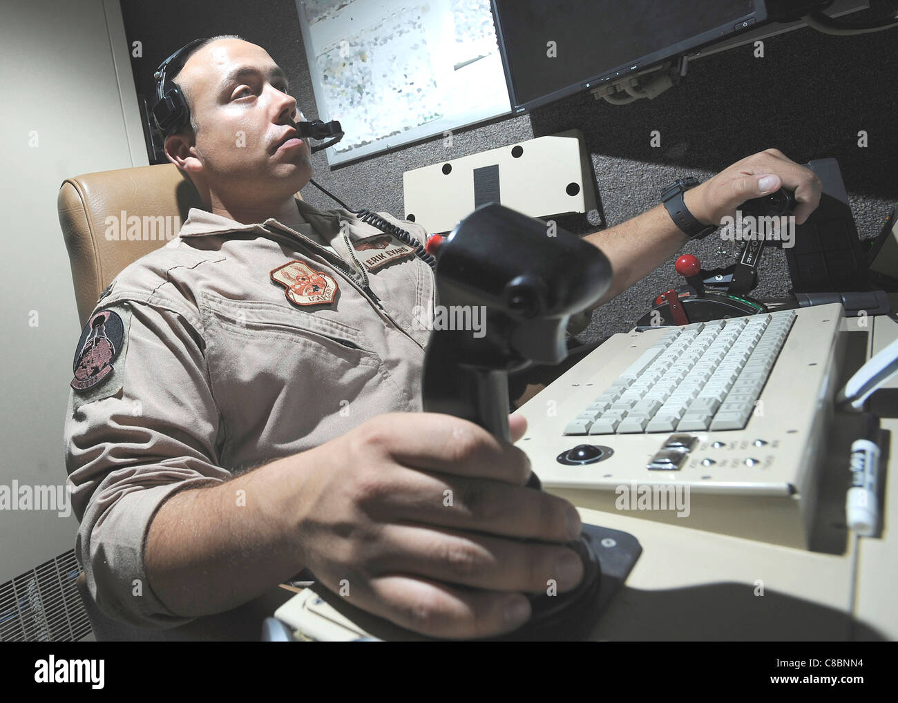 UAV-MQ-1 Predator Flugzeug Pilot steuert eine MQ-1 b Predator für den ...