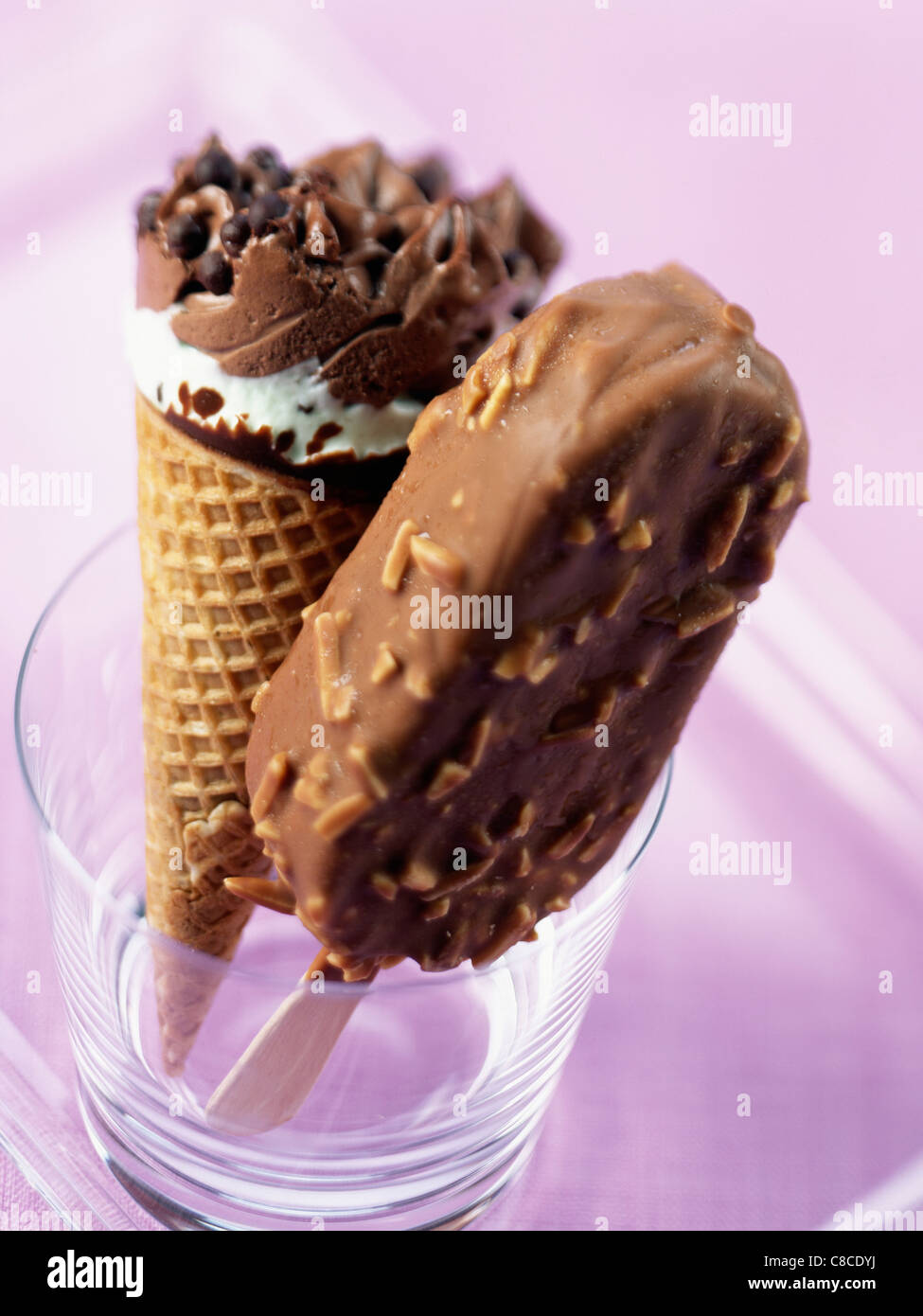 Cornetto Eistüte und Magnum-Eis-bar Stockfotografie - Alamy