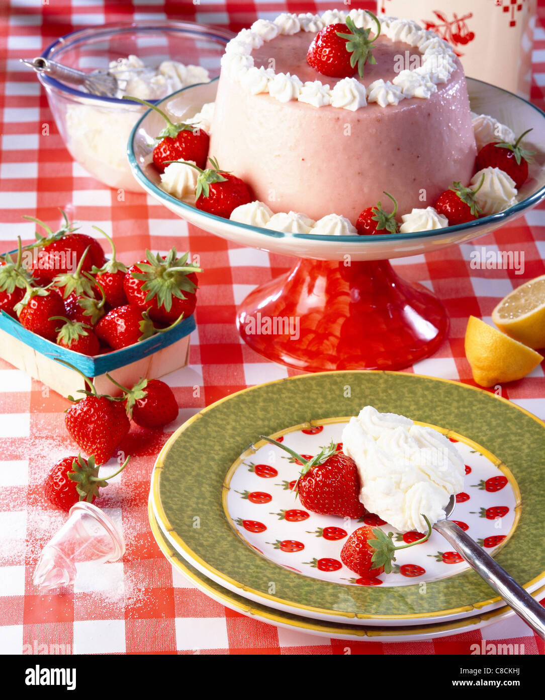 Strawberry bavarois dessert -Fotos und -Bildmaterial in hoher Auflösung ...