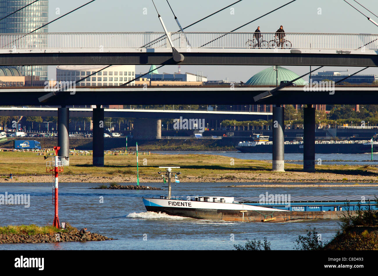 Frachtschiffe auf Rhein, Düsseldorf, Deutschland Stockfotografie - Alamy