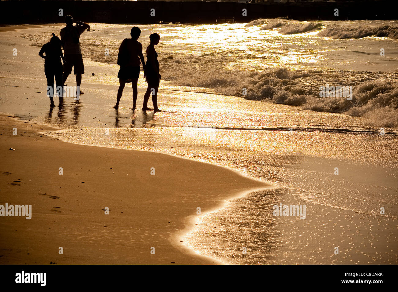 Menschen an einem strand -Fotos und -Bildmaterial in hoher Auflösung ...