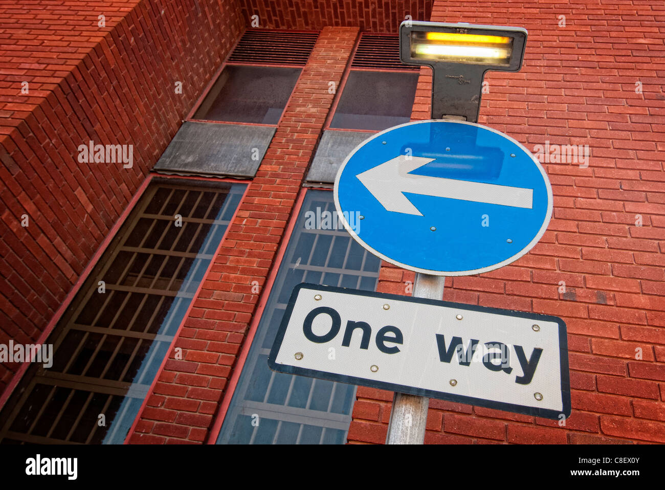 Blue one way road sign Stockfotos und -bilder Kaufen - Alamy