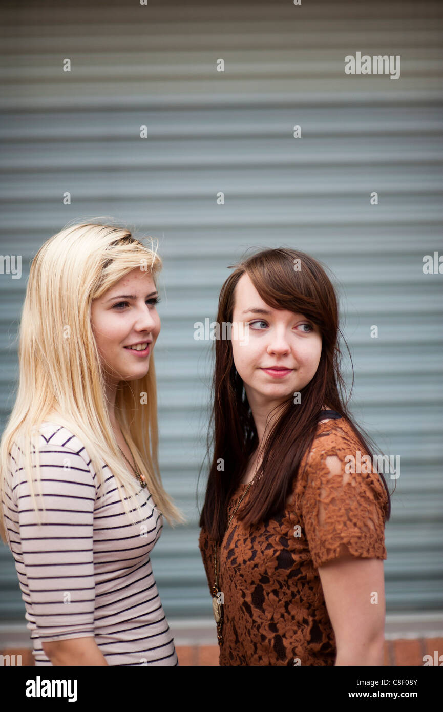 Two 16 17 year old -Fotos und -Bildmaterial in hoher Auflösung – Alamy