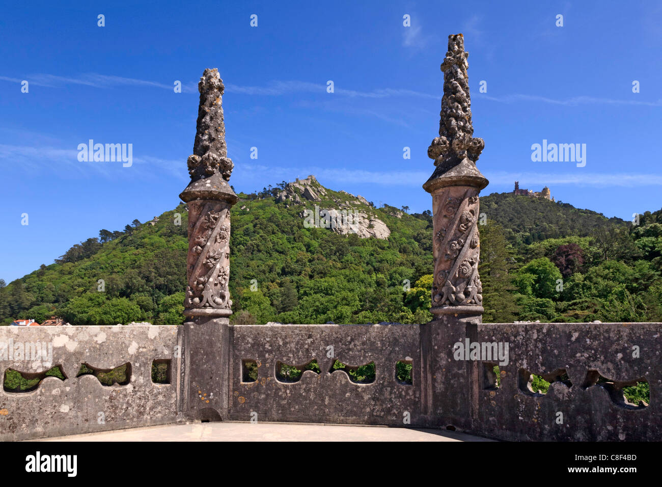 Quinta da Regaleira, Sintra einen Balkon mit Blick auf die maurische ...