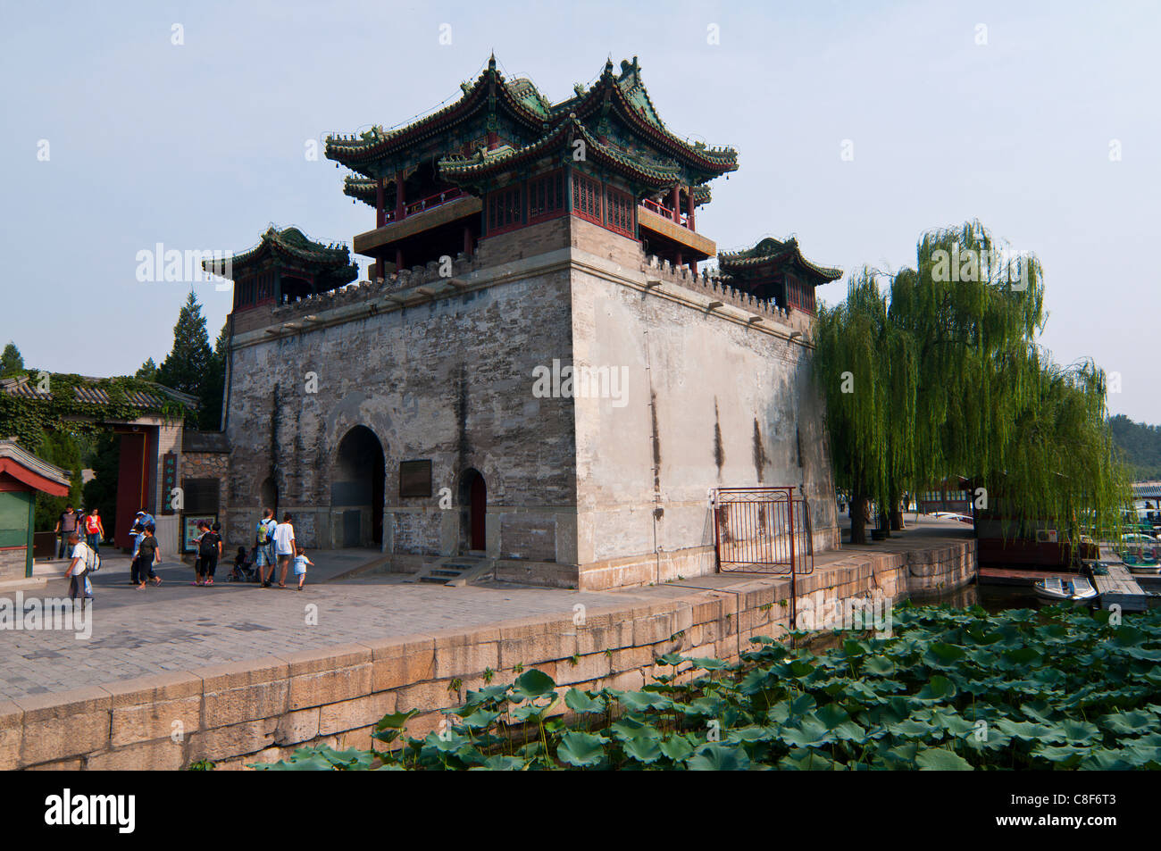 Riesiges Tor auf dem Kunming-See im Sommerpalast (Yihe Yuan, UNESCO ...