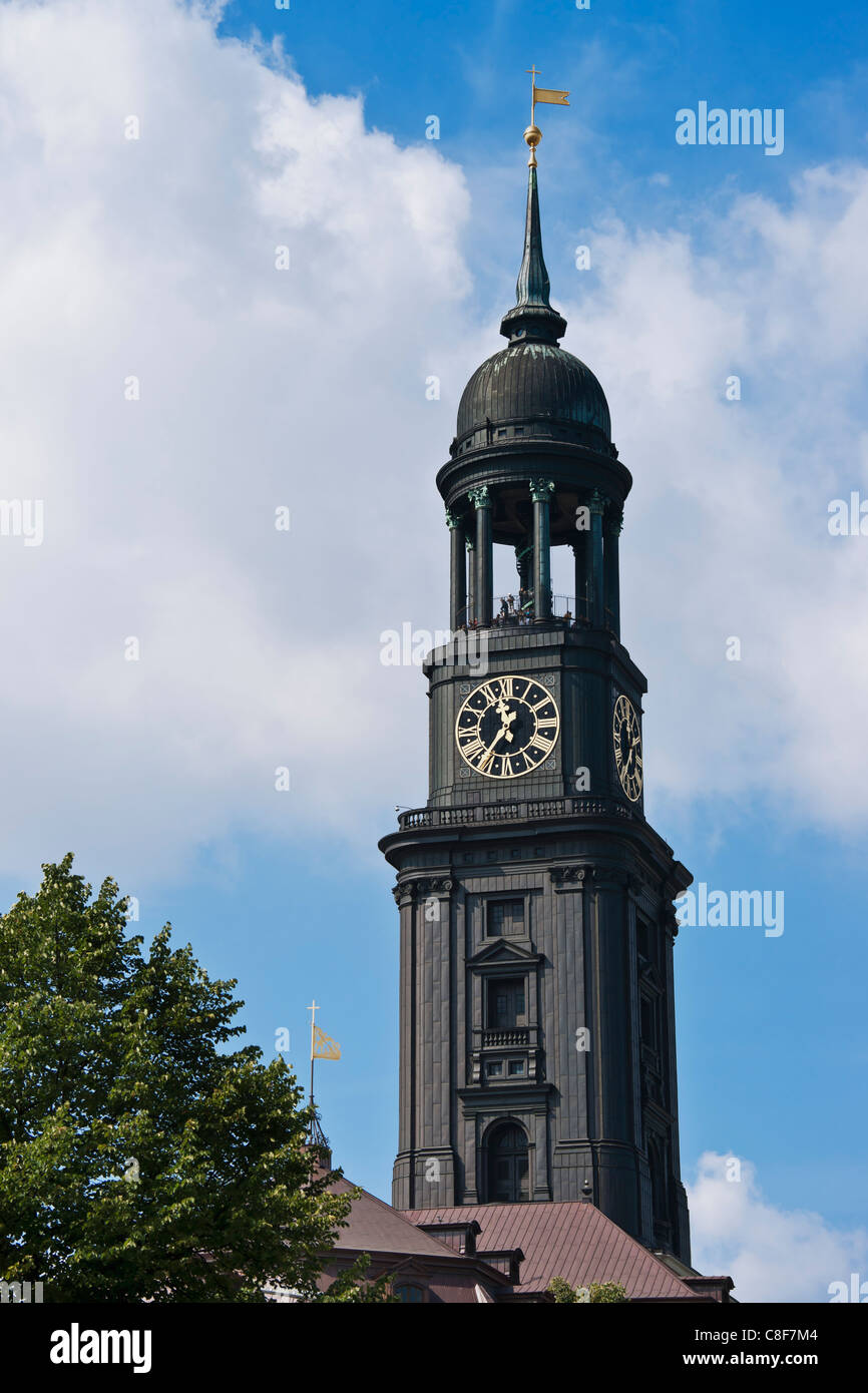 Die größte protestantische Kirche St. Michaelis, genannt "Michel", ist ...
