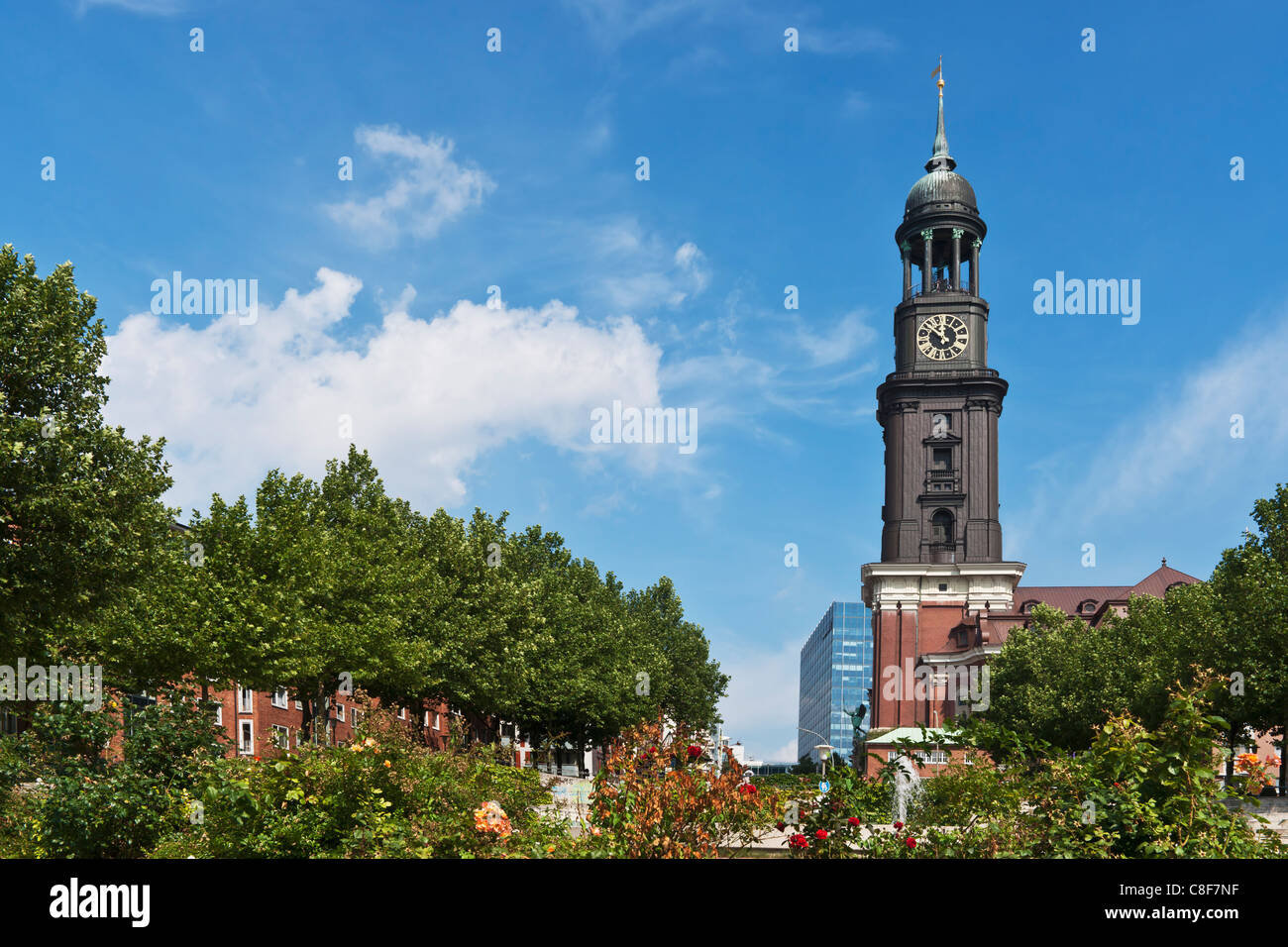 Die größte protestantische Kirche St. Michaelis, genannt "Michel", ist ...