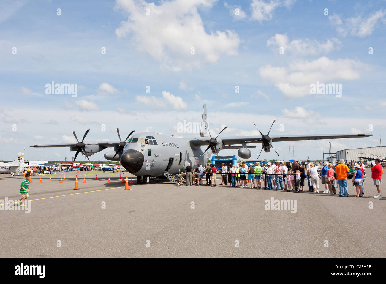 Menschen Line-up um zu Fuß durch ein Hurricane Hunter Lockheed WC-130 ...