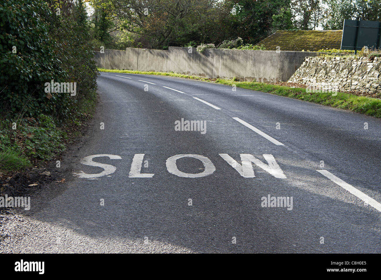 Verkehrsschild langsam -Fotos und -Bildmaterial in hoher Auflösung – Alamy