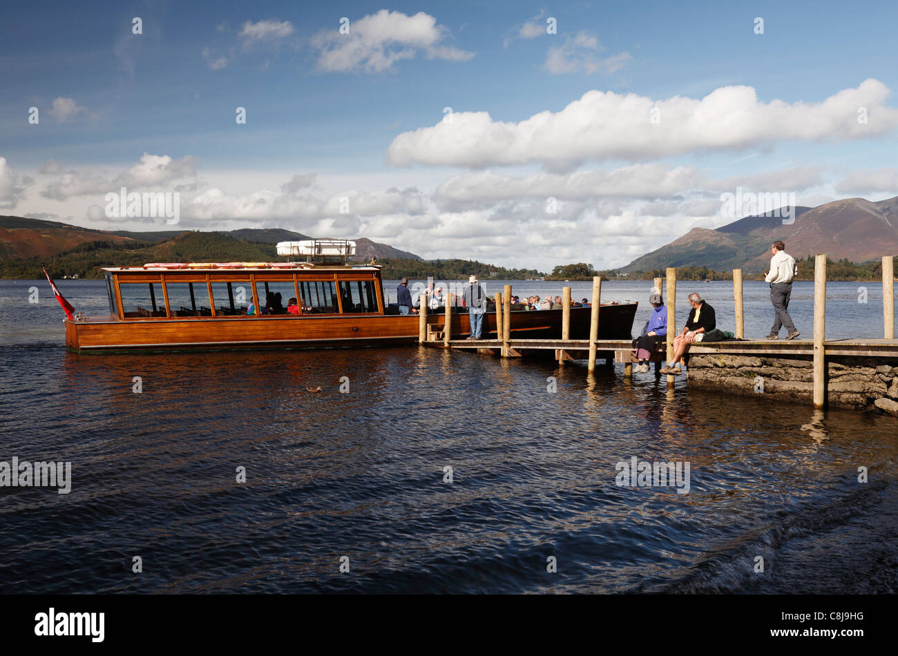 Touristen einsteigen [Boot] am Steg in der Freizeit Kreuzfahrt ...