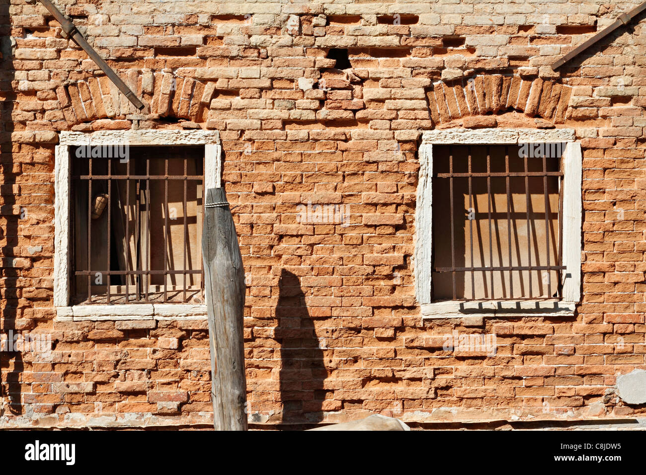 Alte rote Tonerde-Mauer und Fenster mit Fenstergitter, Venedig Italien ...