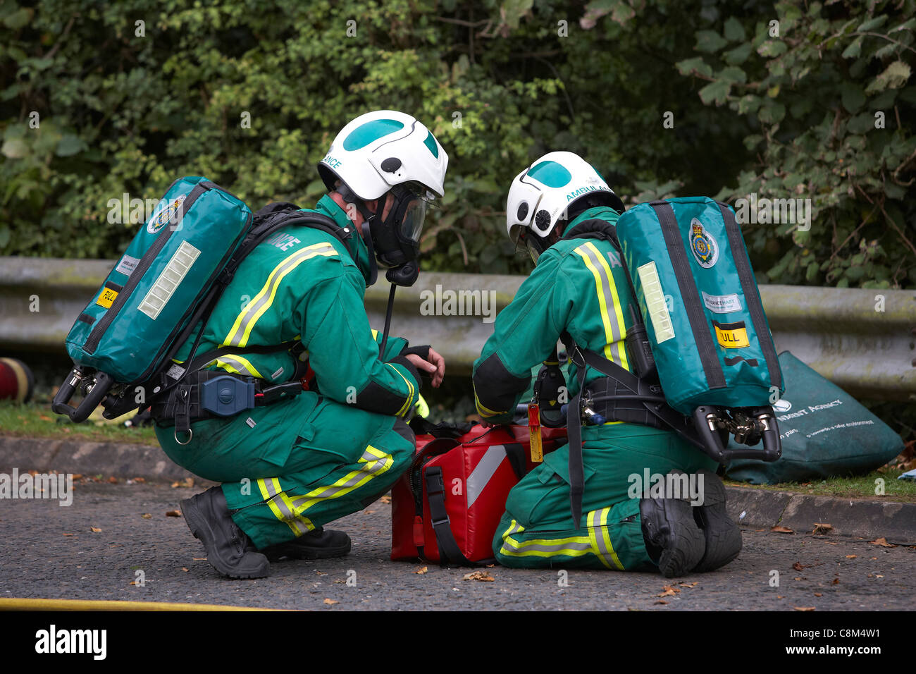 Sanitäter nehmen an einem unfall teil Stockfotos und -bilder Kaufen - Alamy