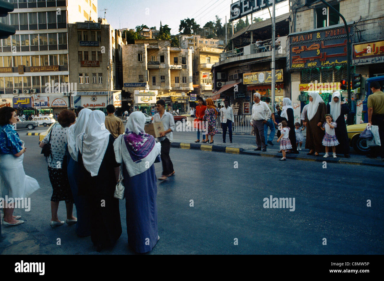 Amman Jordanien Downtown Menschen stehen In der Straße Stockfotografie ...