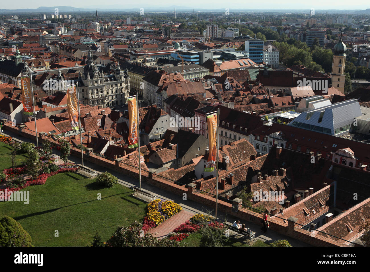 Luftbild der Altstadt von Graz aus dem Grazer Schlossberg in Graz ...