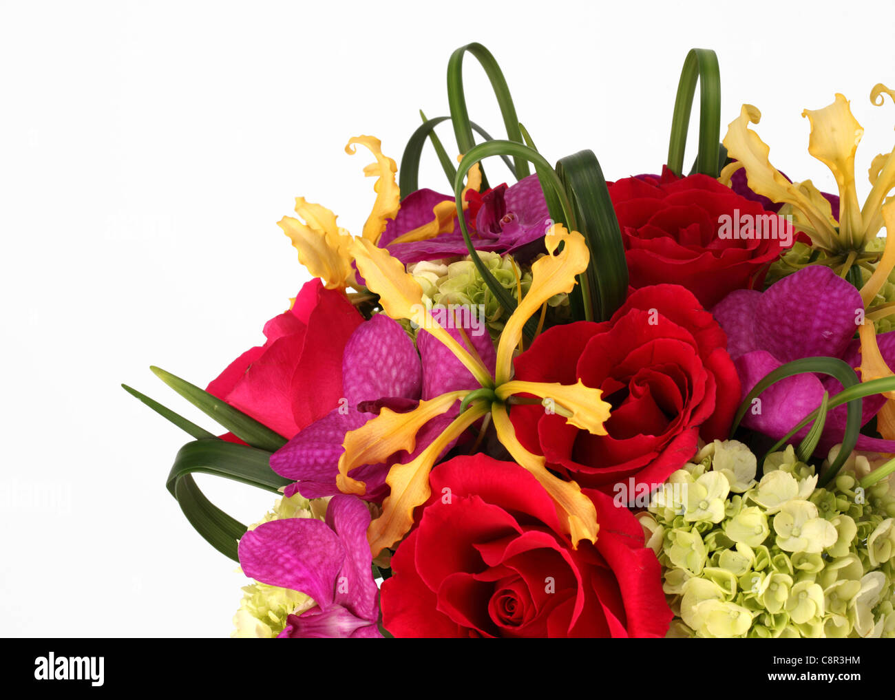 Eine Nahaufnahme von einem bunten Blumenstrauß. Rote Rosen, Creme ...
