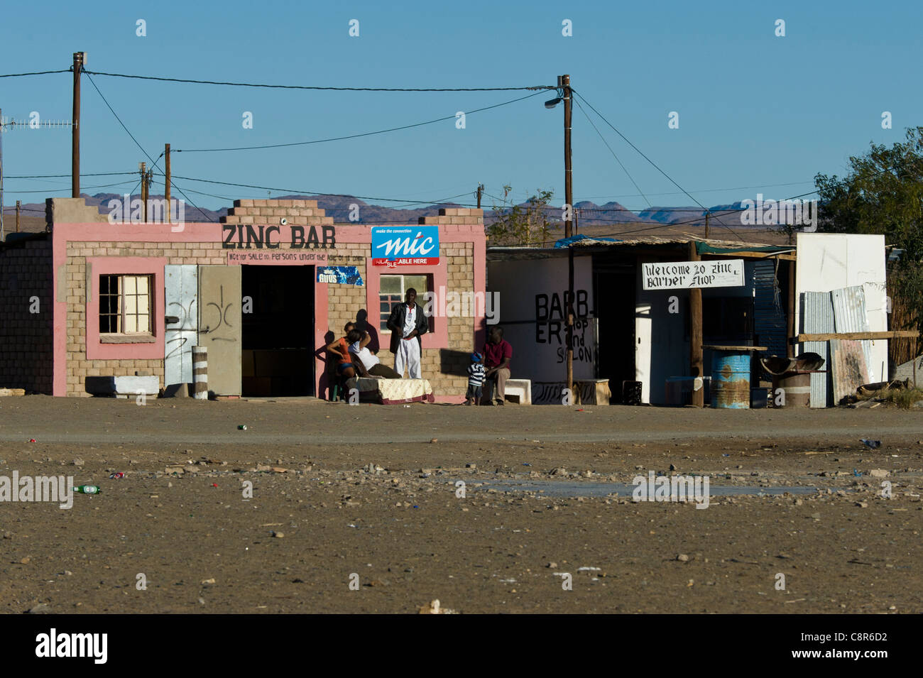 Menschen sitzen vor einer Bar in Noordoewer Namibia Stockfotografie - Alamy