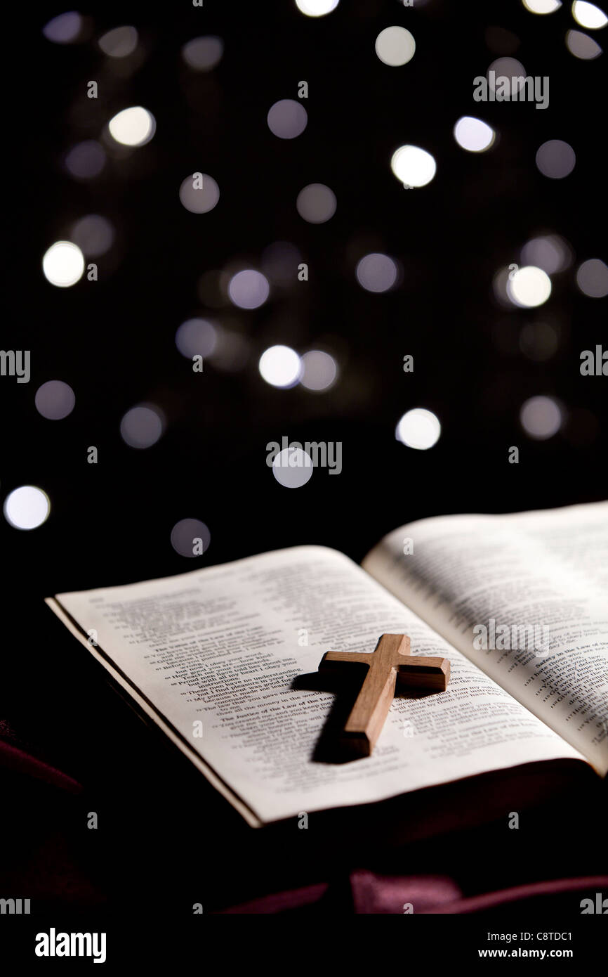 Heilige bibel und kreuz -Fotos und -Bildmaterial in hoher Auflösung – Alamy