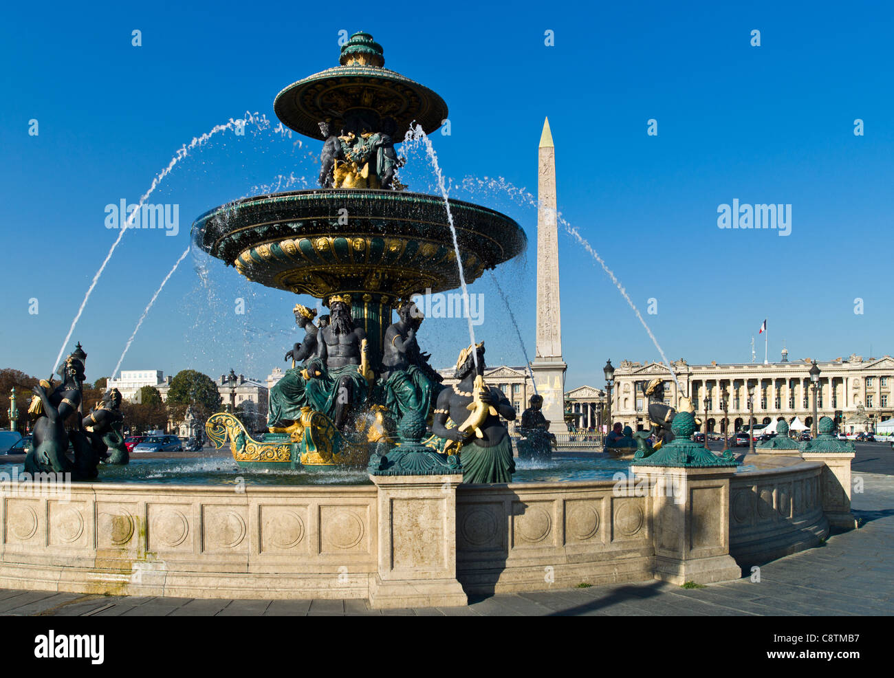 Paris platz mit brunnen -Fotos und -Bildmaterial in hoher Auflösung – Alamy