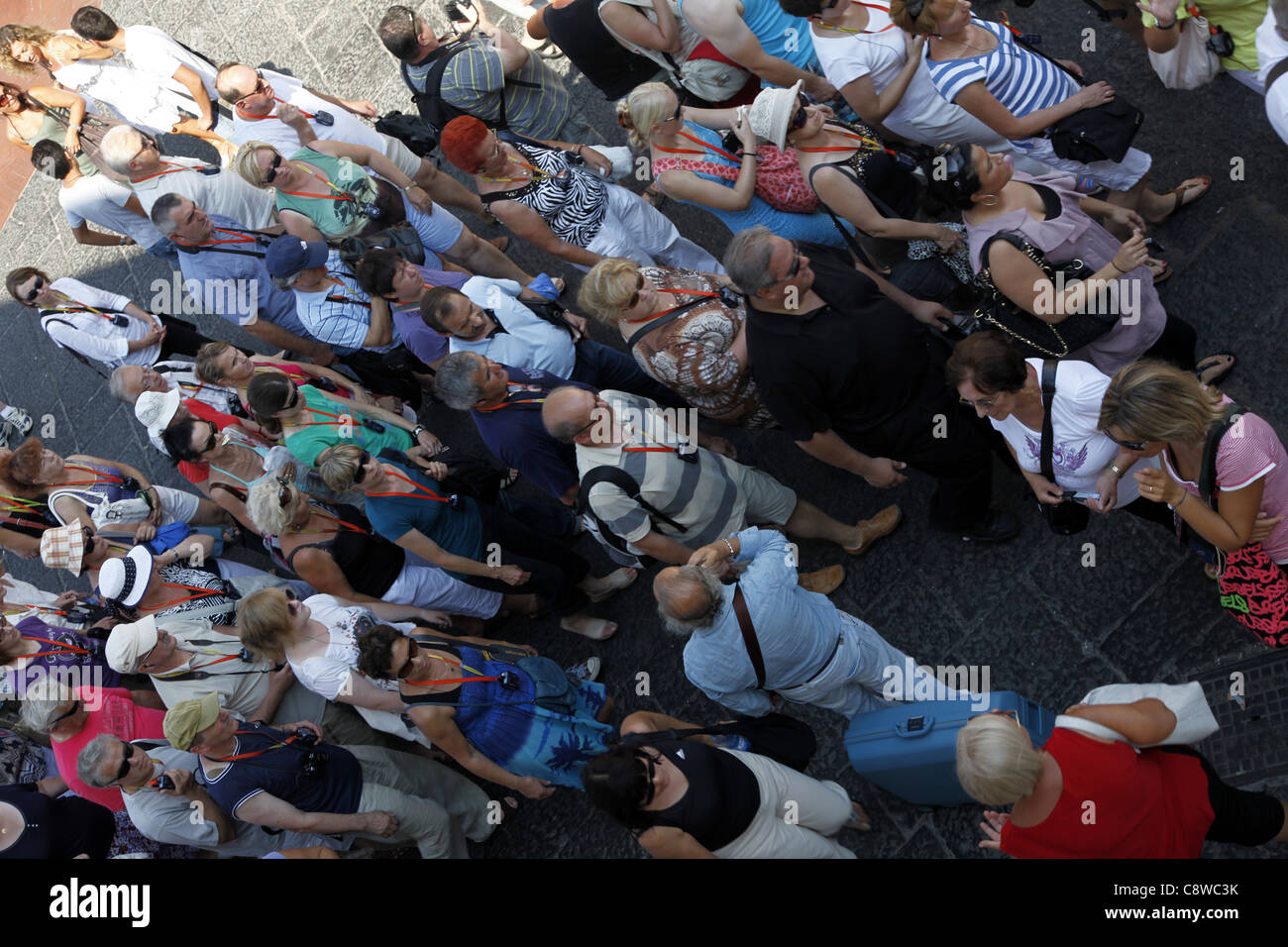 Menschenmassen vertikal Stockfotos und -bilder Kaufen - Alamy