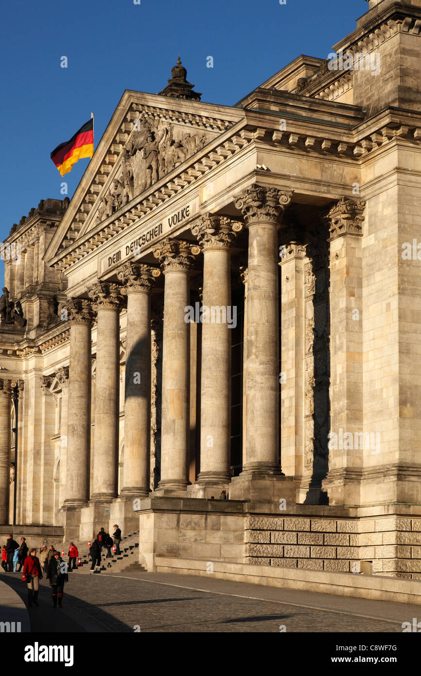 Reichstag berlin menschen flaggen -Fotos und -Bildmaterial in hoher Auflösung - Seite 2 - Alamy