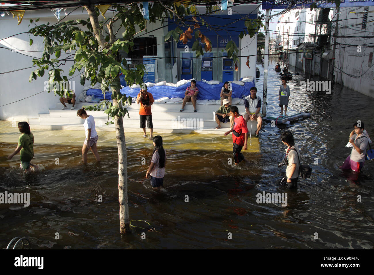 Menschen waten im Hochwasser, Phetkasem Road in Bangkok Stockfotografie ...