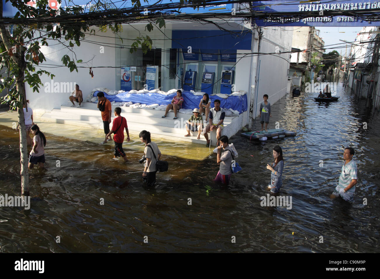 Menschen waten im Hochwasser, Phetkasem Road in Bangkok Stockfotografie ...