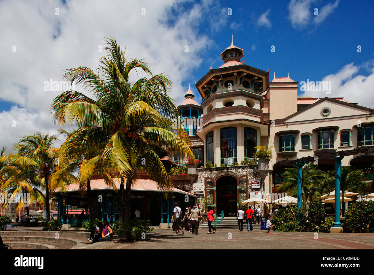 Menschen vor dem Le Caudan Waterfront Shopping Center, Port Louis ...