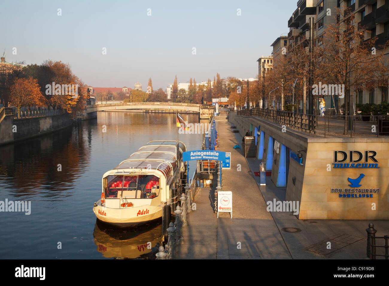 Fluss Spree aus Liebknechtbrücke mit DDR-Museum, Berlin, Deutschland ...