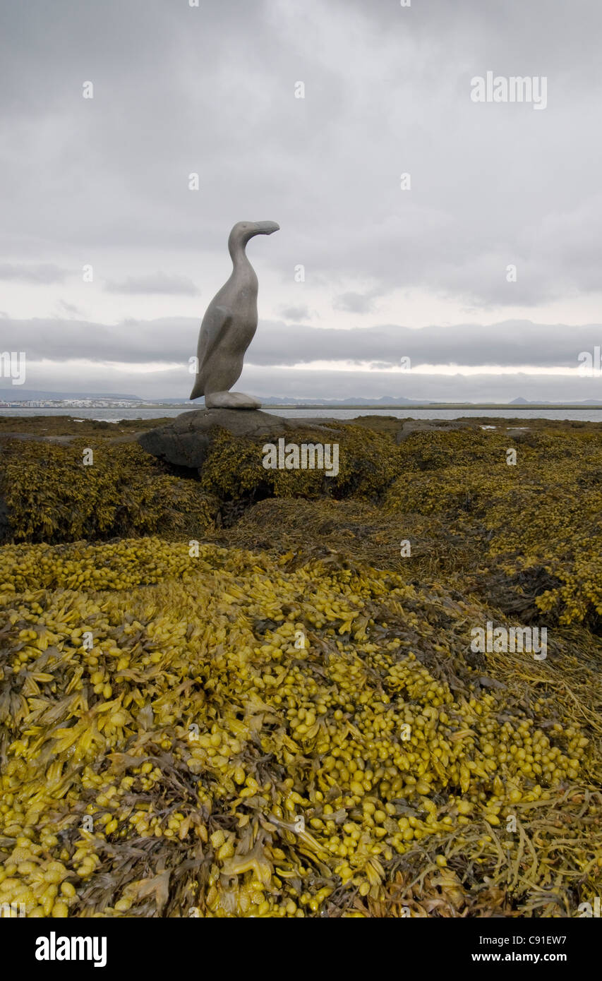 Auf Reykjavik am Meer steht ein Denkmal zu den Riesenalk, eine Statue ...