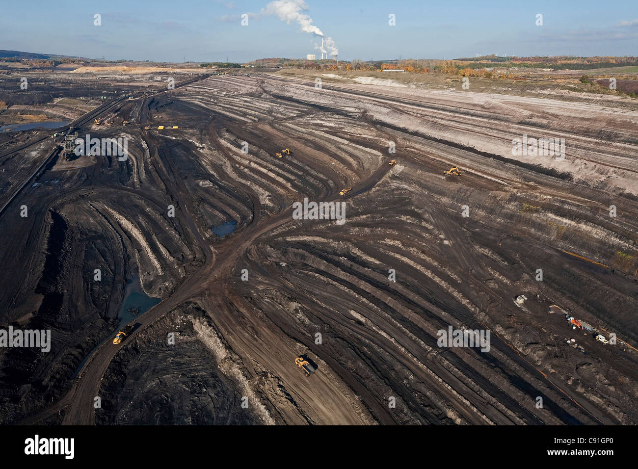 Luftaufnahme von einem Schaufelrad Bagger mit Förderband für Tagebau ...