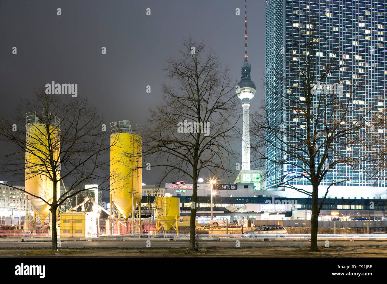Alexanderplatz bei Nacht, Fernsehturm, Fernsehturm im Hintergrund ...