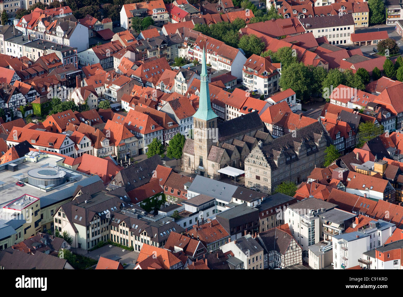 Luftbild von der historischen alten Stadt Hameln, Hameln, Kirche von St ...