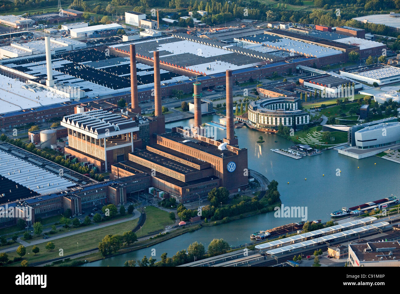 Luftaufnahme von einem Kraftwerk und VW Autostadt Wolfsburg, Niedersachsen, Deutschland ...