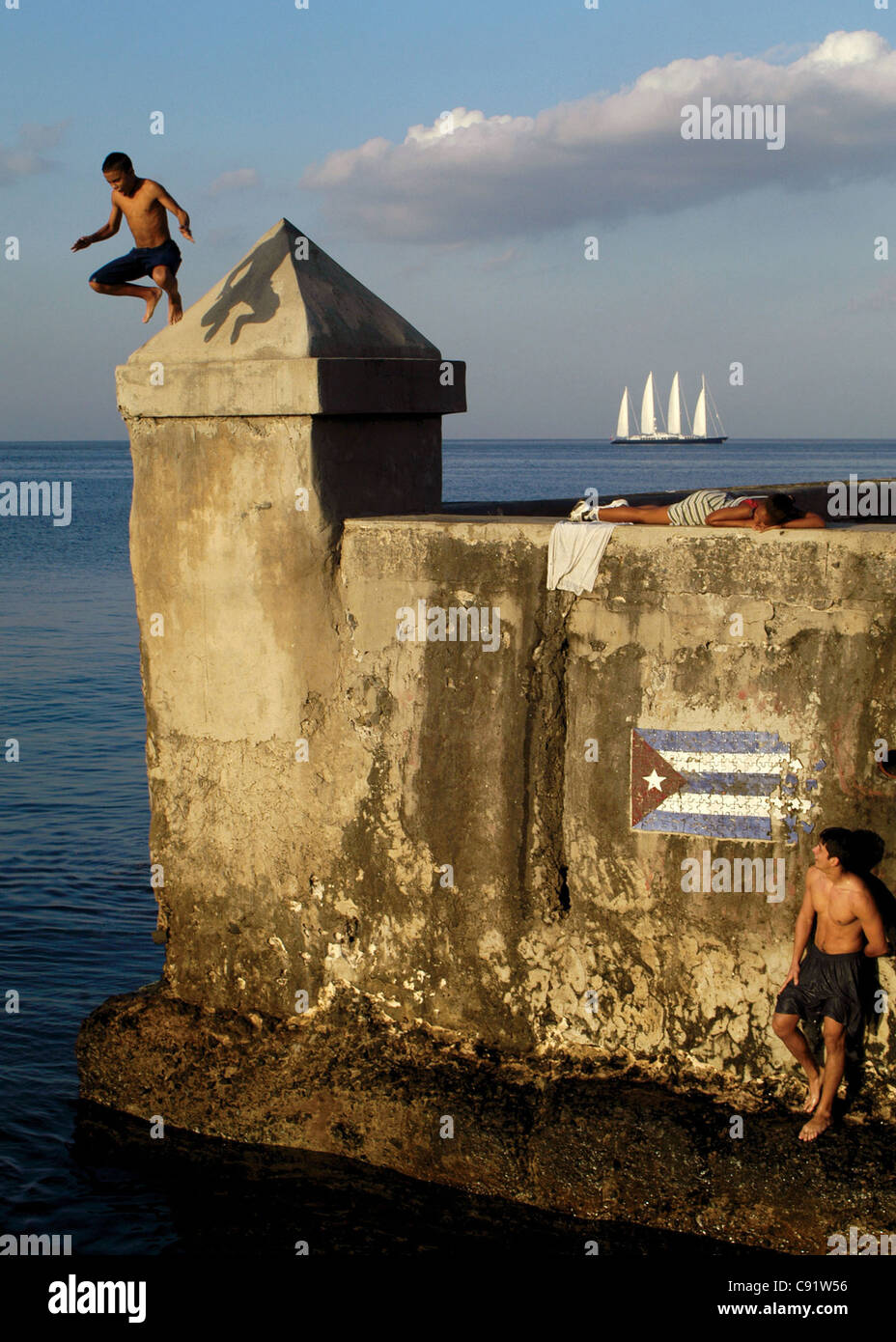 Mann Springt Vom Boot Ins Meer Stockfotos und -bilder Kaufen - Alamy