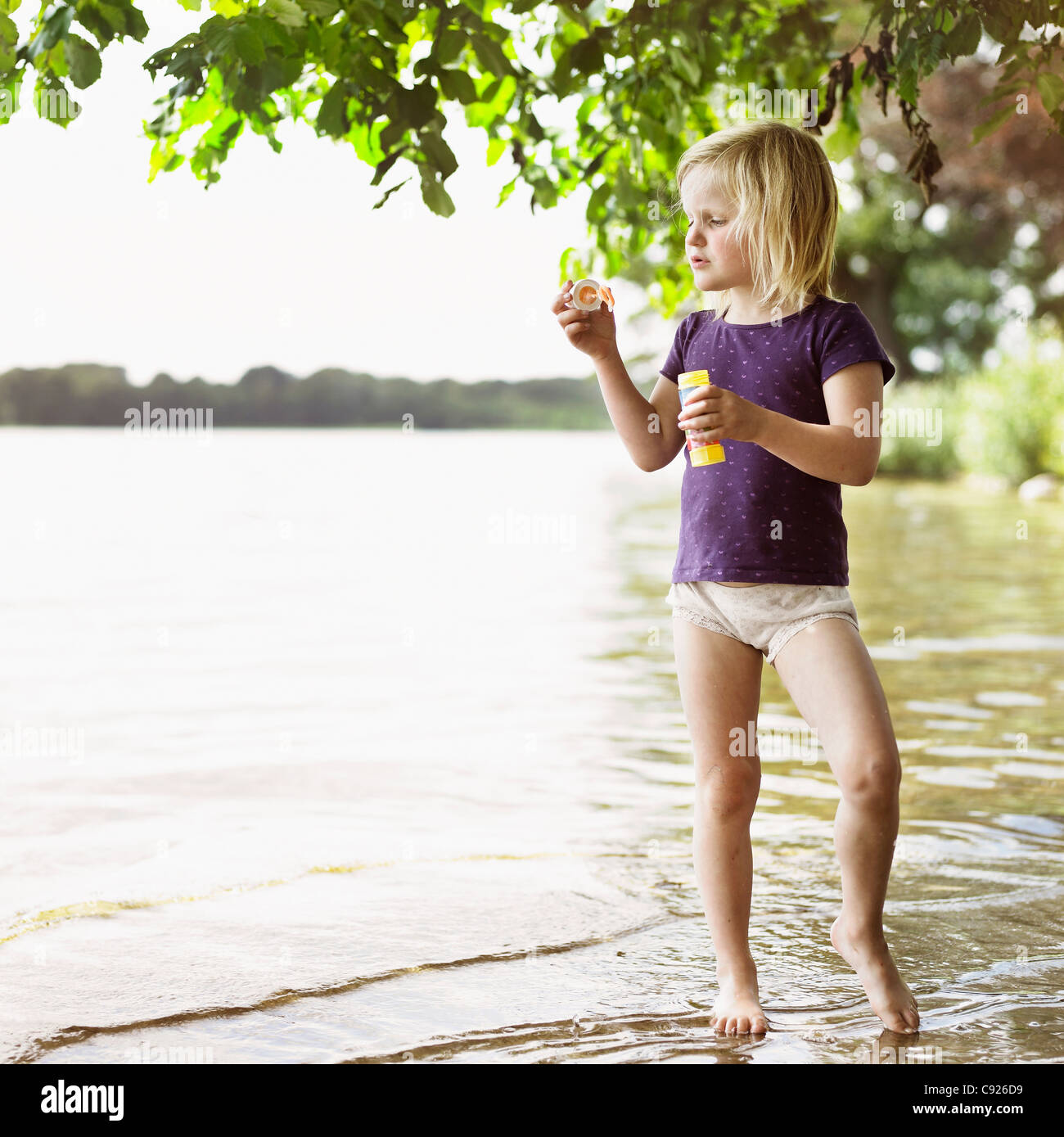 Mädchen blowing Bubbles von See Stockfotografie - Alamy Mädchen blowing Bubbles von See Stockfotografie - Alamy
