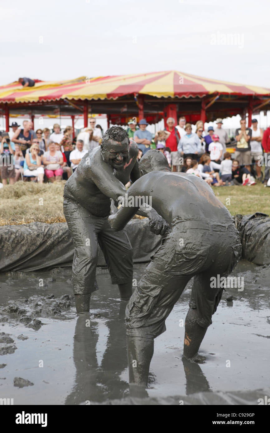 Festival women mud -Fotos und -Bildmaterial in hoher Auflösung – Alamy