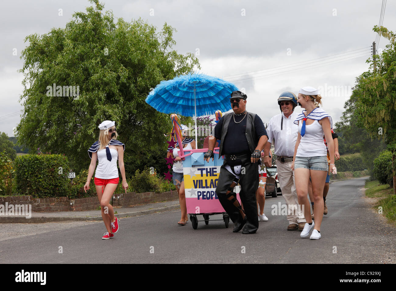 Das skurrile jährlichen drei Hufeisen Wheelie Bin Rennen, veranstaltet ...