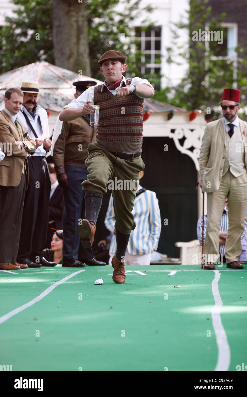 "Hop, Skip und G & T" bei der skurrilen jährliche Chap-Olympiade statt ...
