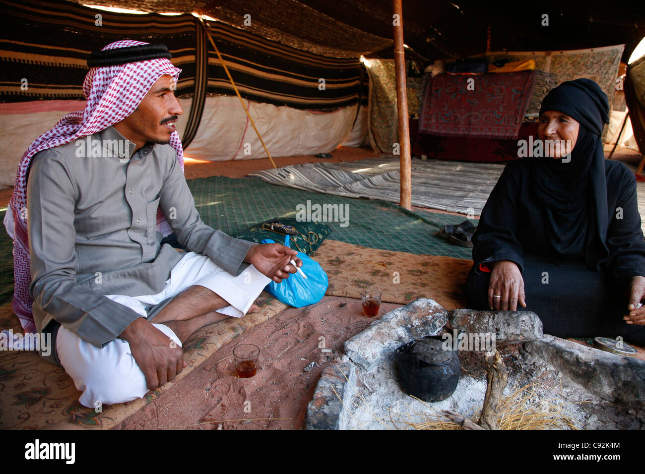 Bedouin woman jordan not petra -Fotos und -Bildmaterial in hoher ...