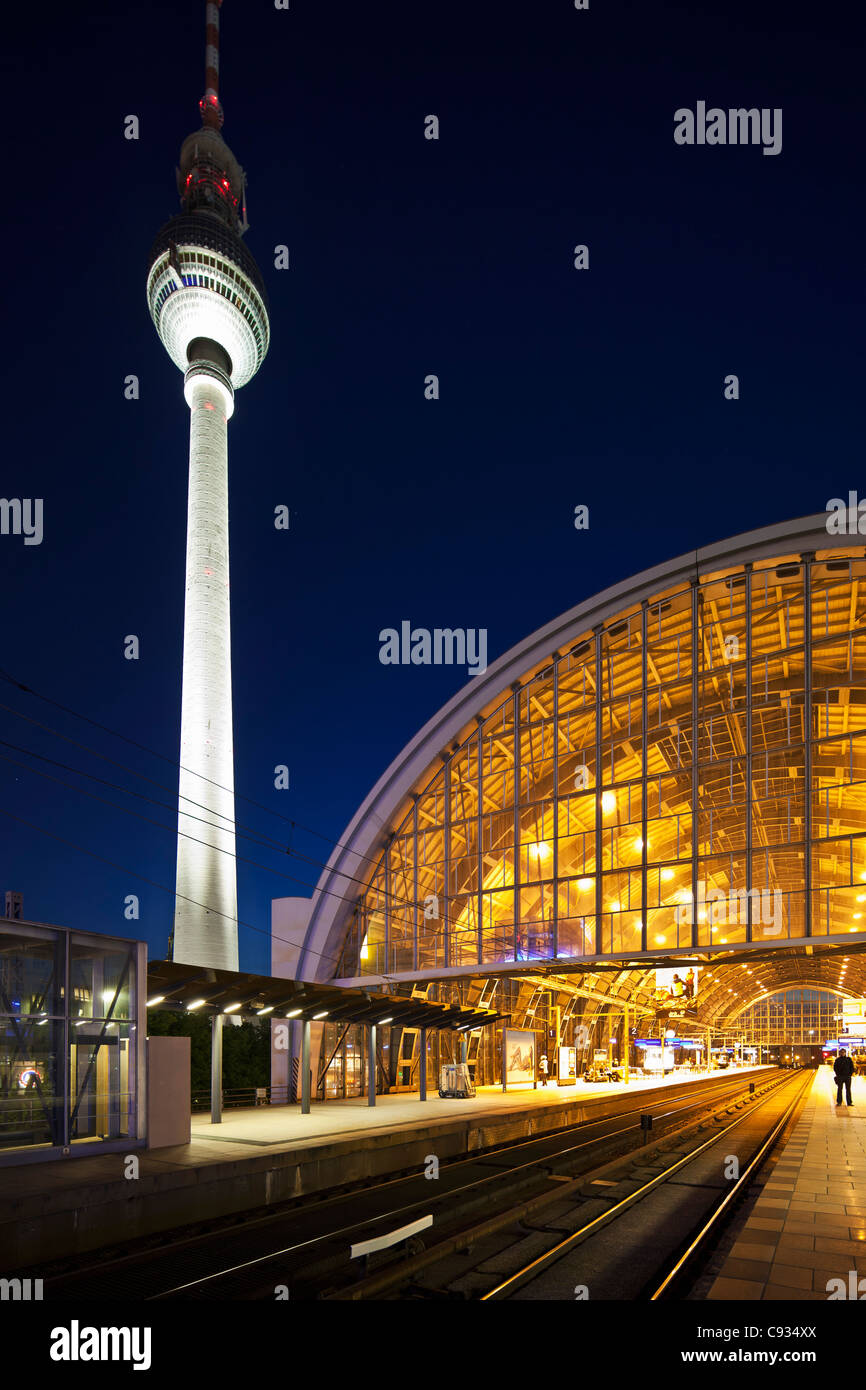 Alexanderplatz bahnhof und fernsehturm in berlin mitte -Fotos und -Bildmaterial in hoher ...